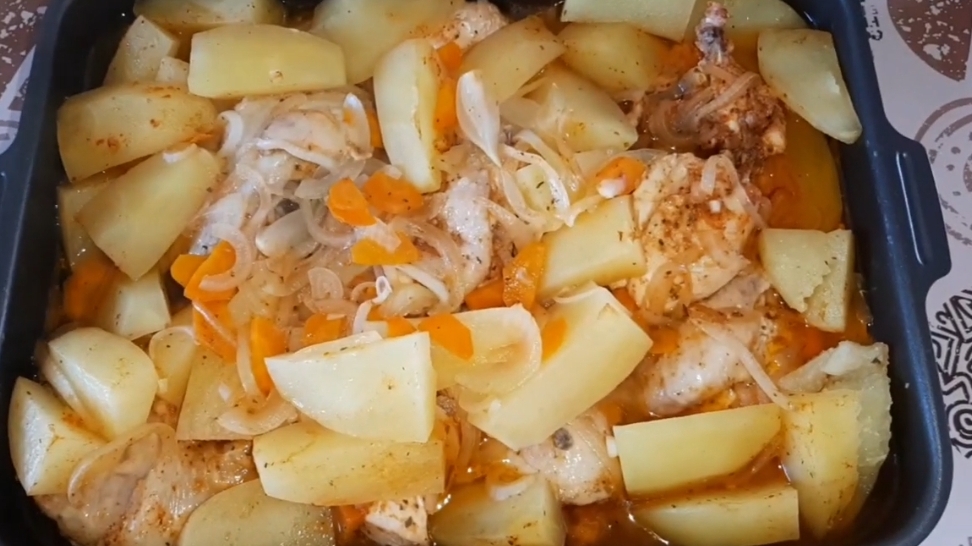 Запечённая курица с картофелем в духовке. Очень простой и вкусный рецепт.