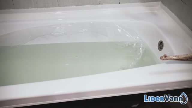 Установка вкладыша в ванну