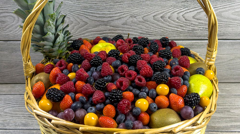 Фруктовая корзина с ягодами «Фруктовый коктейль — VIP» / Фруктовый букет в подарок