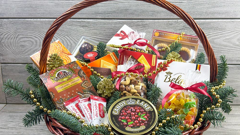 Подарочная корзина на Новый Год «Новогоднее восхищение» / Сладкие наборы на Новый Год