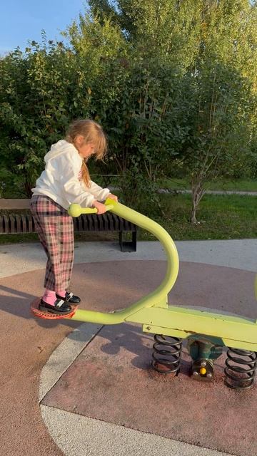 На детской площадке