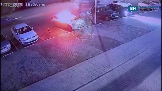 Воронежцы поделились видео с моментом поджога автомобиля в Боброве