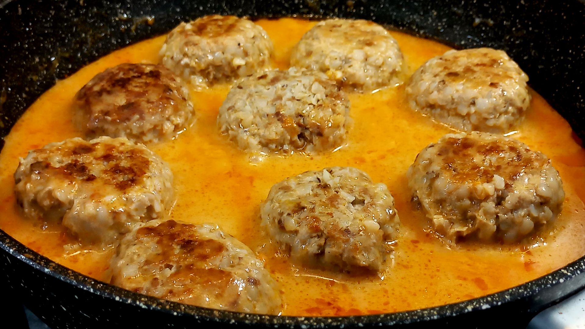 Гречаники с фаршем в соусе на сковороде