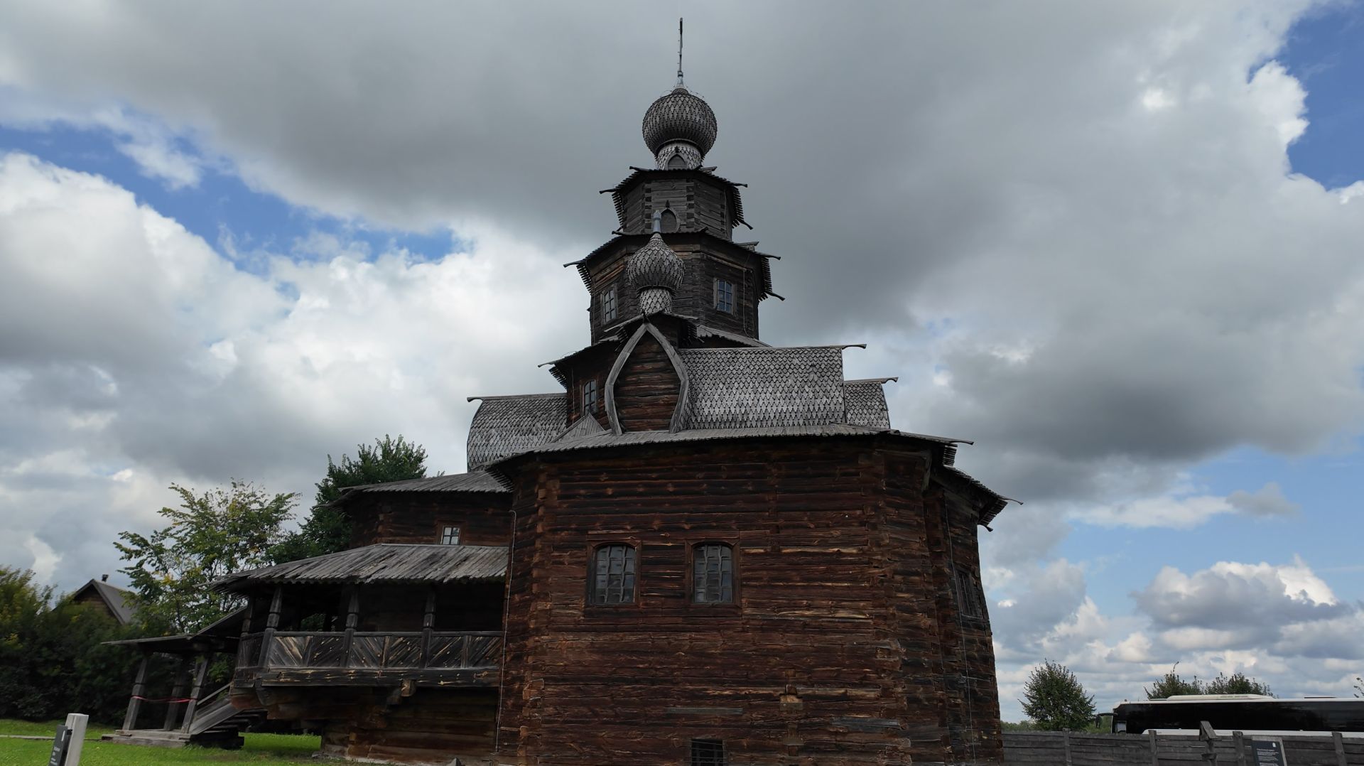 Церковь Преображения Господня из Козлятьева в музее деревянного зодчества в Суздале