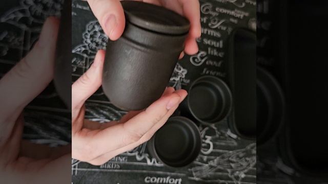 Обзор керамического тёмного дорожного чайного сервиза с четырьмя чашками.