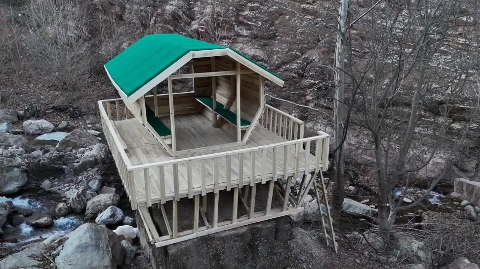 Строительство уютного дома на скале и рыбалка.