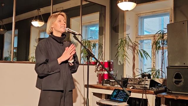 Анна Сеничева - Звуки Шопена, безлюдная улица...