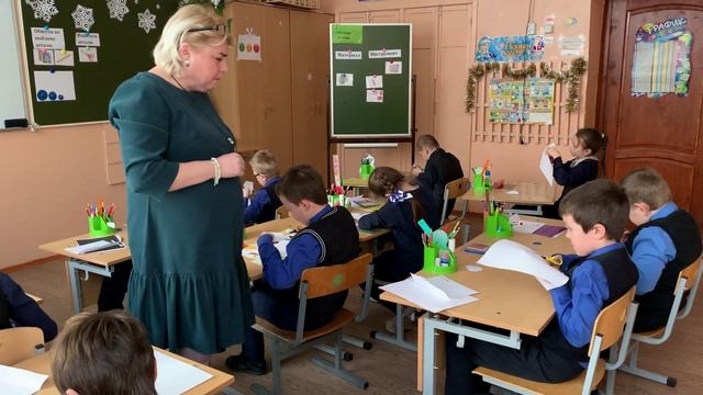 Урок технологии в 1-м классе "Работа с бумагой и картоном"