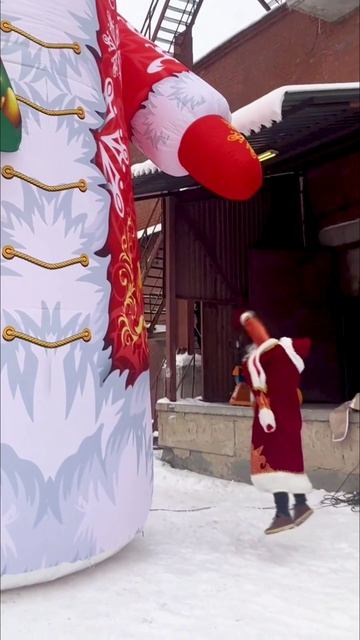 Когда Дед Мороз встретил свою надувную 10-метровую копию #shorts