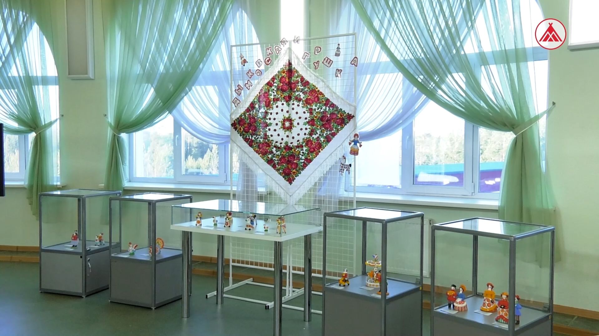 В Покачах открылась выставка «Дымковская игрушка»