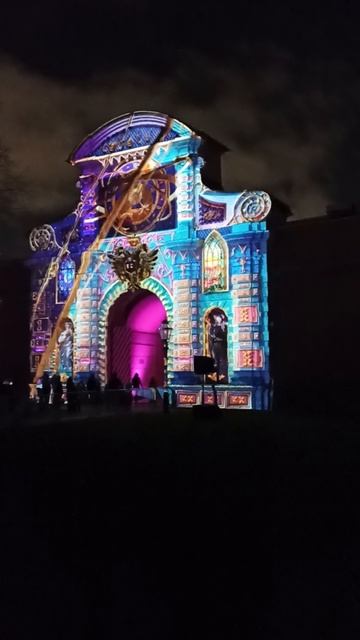 А вот и сами Петровские ворота. Очень сказочным здесь было представление