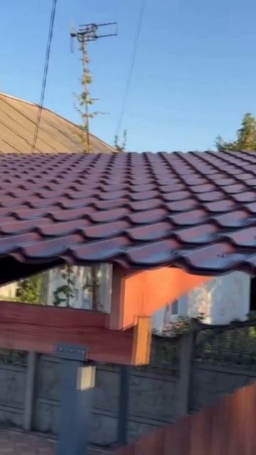 Навес из дерева накрытый металлочерепицей. Парк Щербакова Донецк