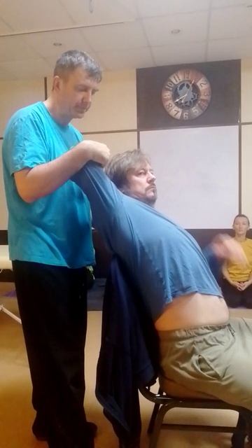 Массаж плеча на стуле