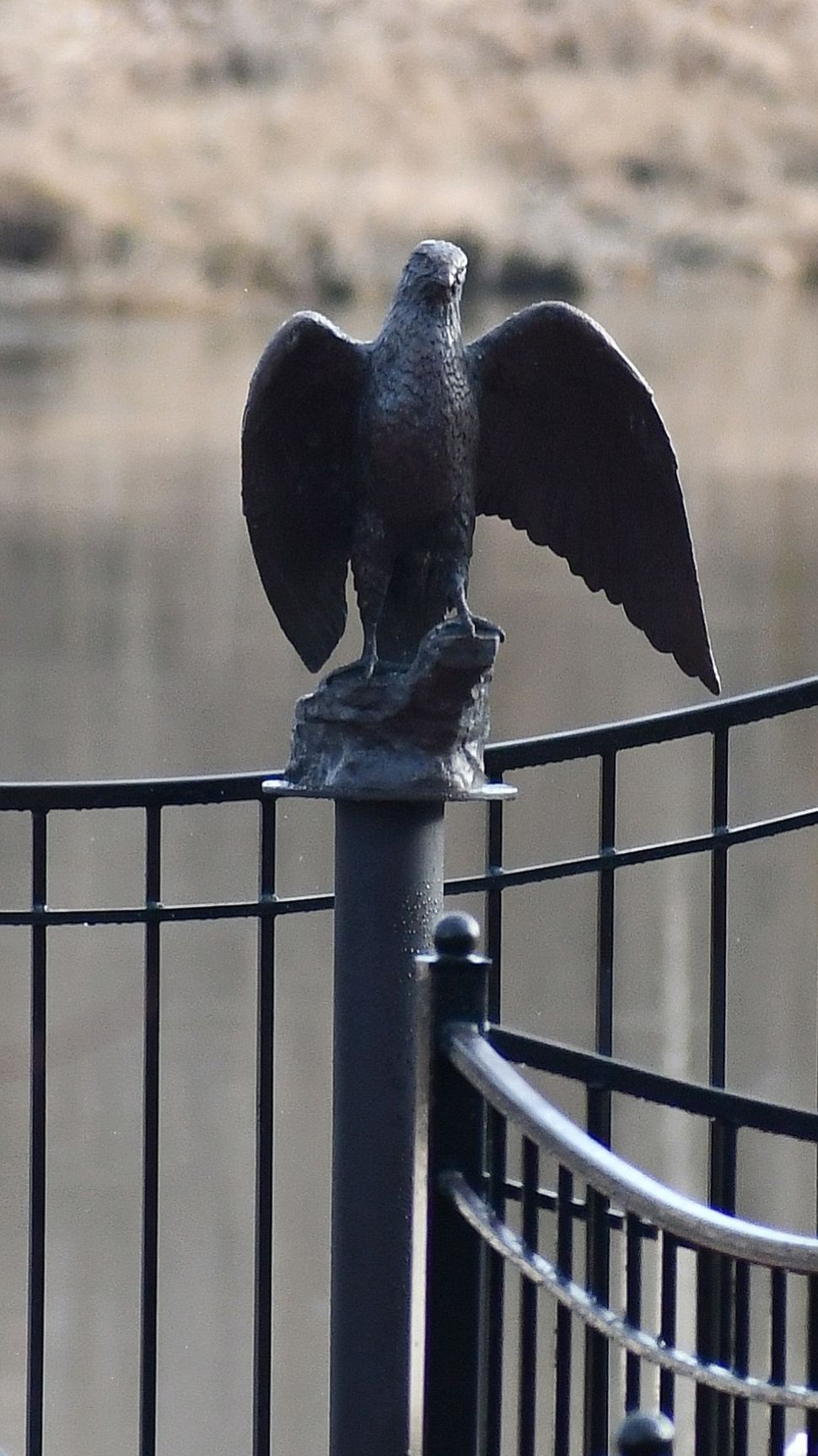 Сокол. Оживщая скульптура в Красноуфимске