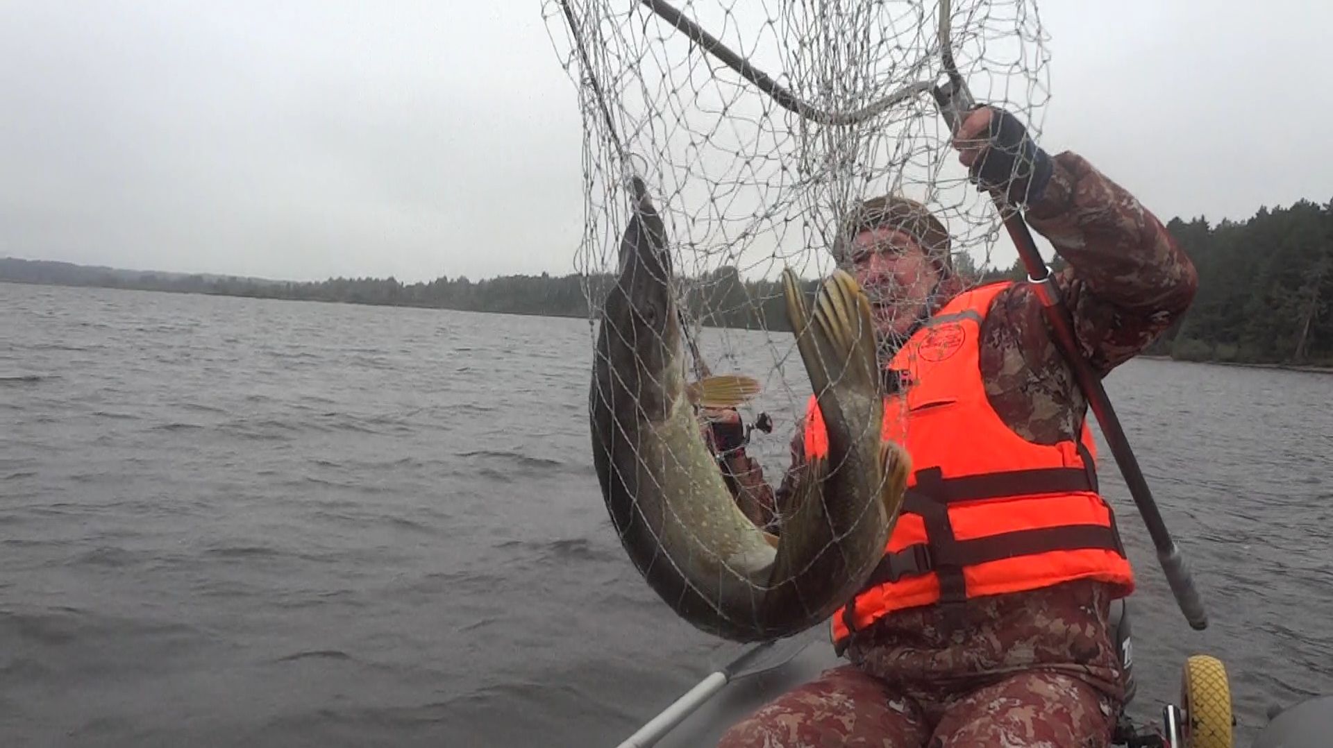 Озеро Вселуг середина сентября . Ждем осенний жор у рыбы.