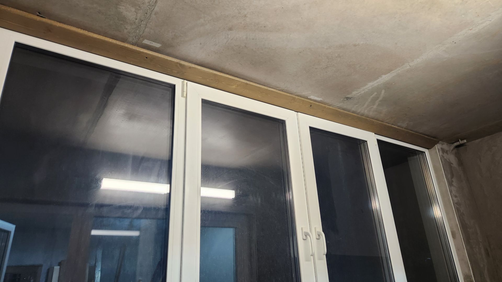 Балкон в стиле лофт: монтаж дерева на пароизоляцию окна 🪵 🪟