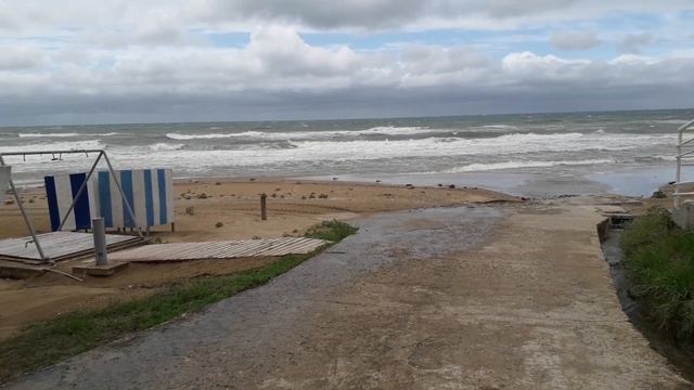 Детский лагерь Орлёнок. Море штормит, Ветер с ног сдувает, но ребятам всё "нипочём".