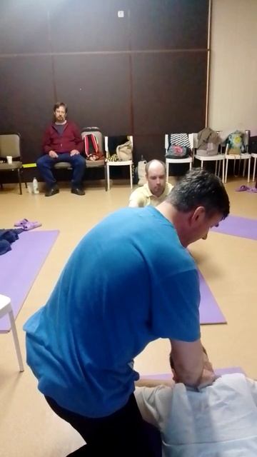 Массаж шеи и головы, положение на животе