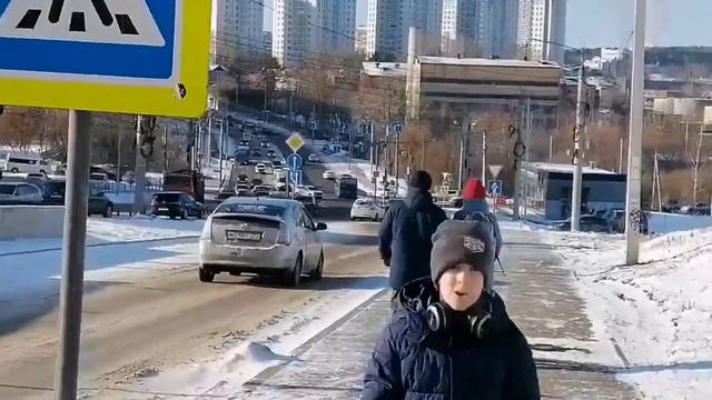 Переход автора с наушниками через дорогу