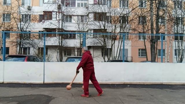 Упражнения с двуручной булавой весом 2.1 кг (17)