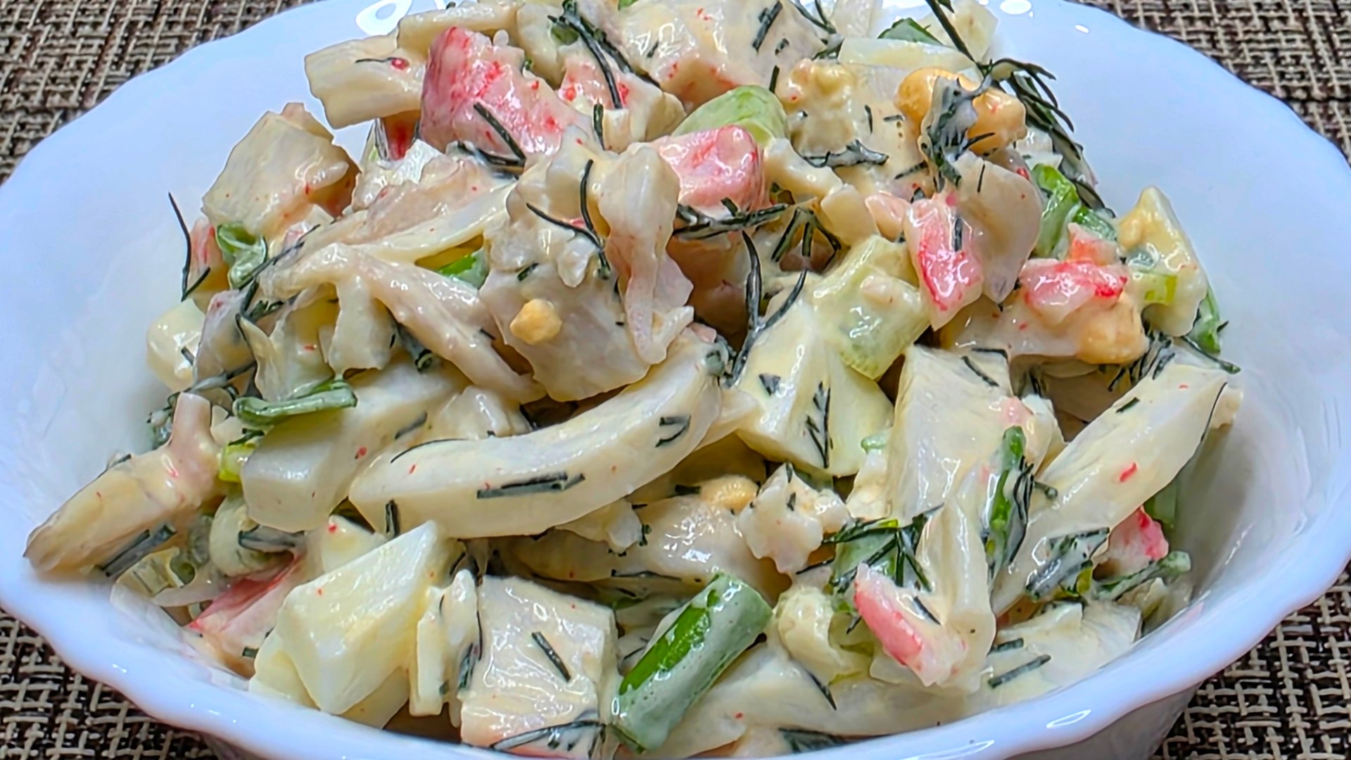 Салат из кальмаров с крабовыми палочками.