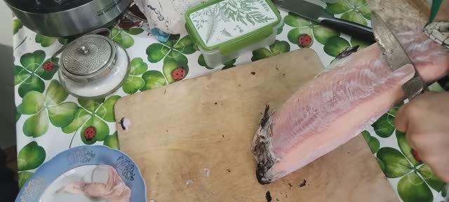 Строганина из форели как нарезать.Подают с солью и перцем