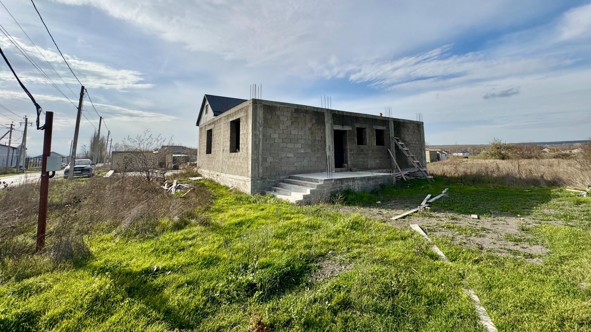 Участок с недостроенным домом в ст. Натухаевской