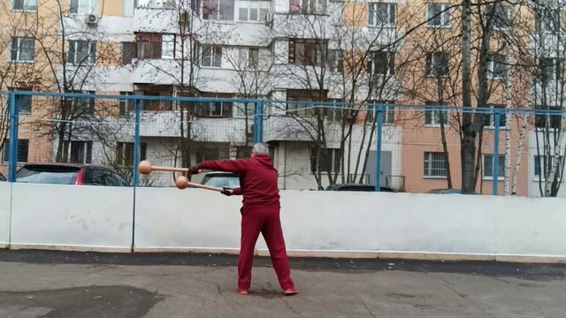 Упражнения с двуручной булавой весом 2.1 кг (18)