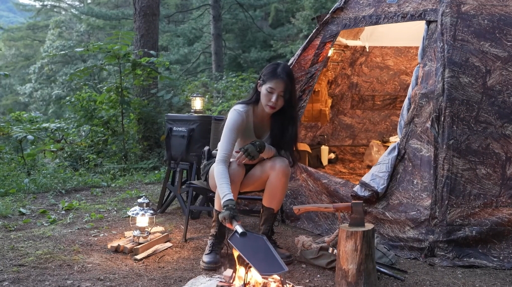 Обустройство кемпинга в лесу с собачкой.