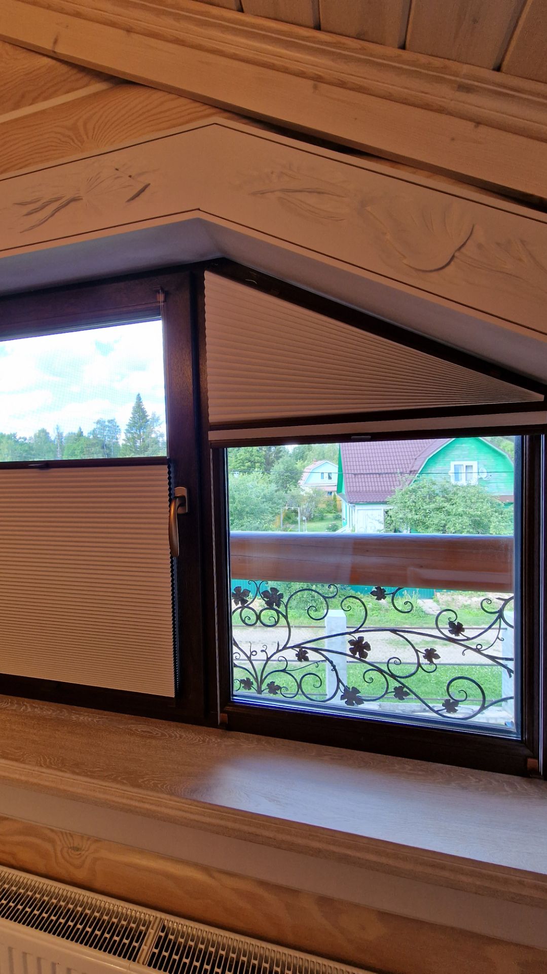 Шторки гофре. На окно со скосом. Ткань Пальма блэкаут белый. Фурнитура Орех