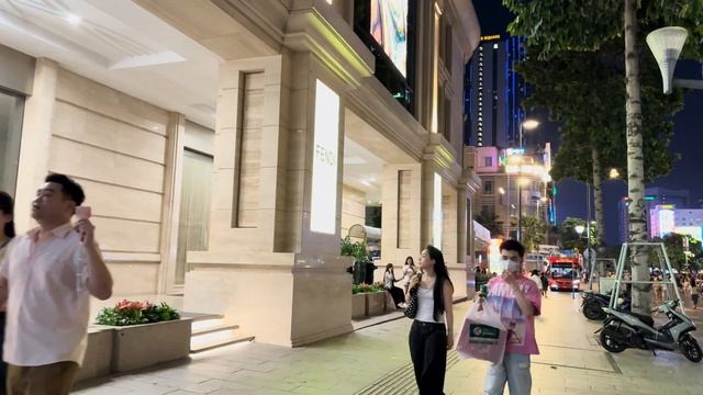 Без прикрас:  Прогулка по ночному рождественскому Хошимину.