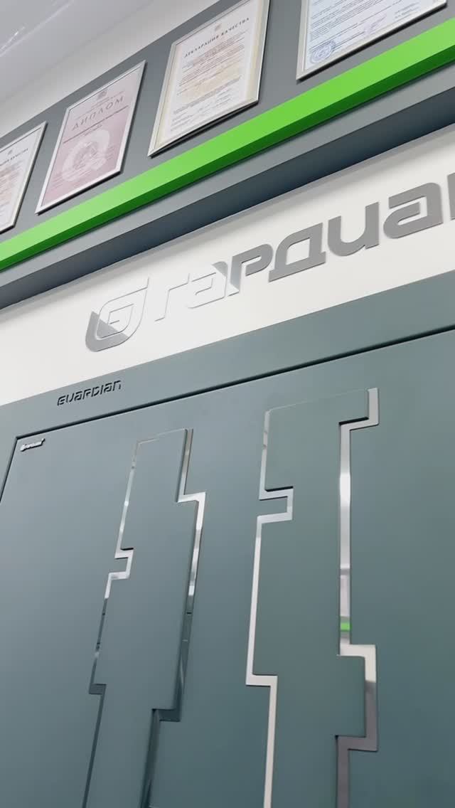 Двери с отделкой полированной нержавеющей  сталью