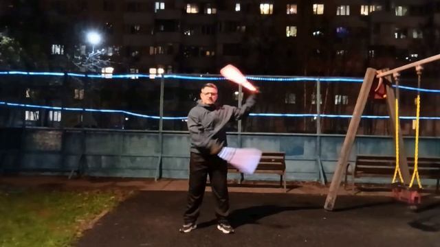 Вечерние упражнения со светящимися булавами (15)