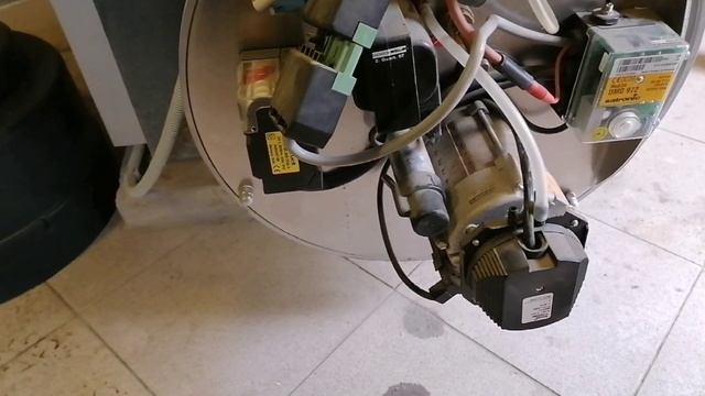 Замена неисправного конденсатора электродвигателя горелки Girsch RG 30