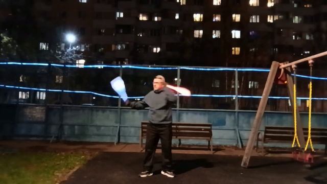 Вечерние упражнения со светящимися булавами (19)