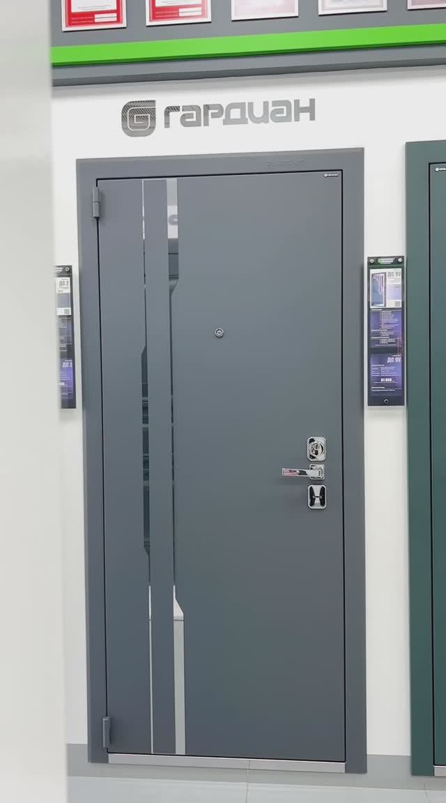 Входные двери со вставкой нержавейки