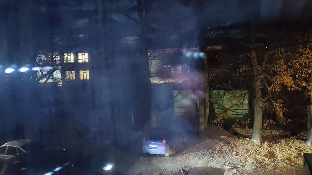 20-11-2025 новогодняя гирлянда на окне в деревне