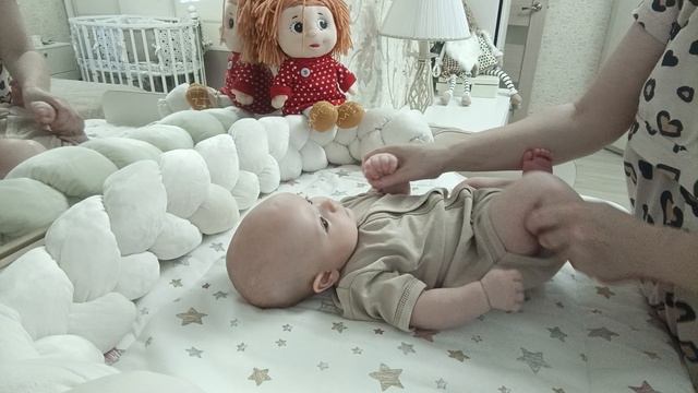 СВЕДЕНИЕ РАЗНОИМЕНННЫХ РУК И НОГ 🧠 от 3 до  6 месяцев массаж с потешками