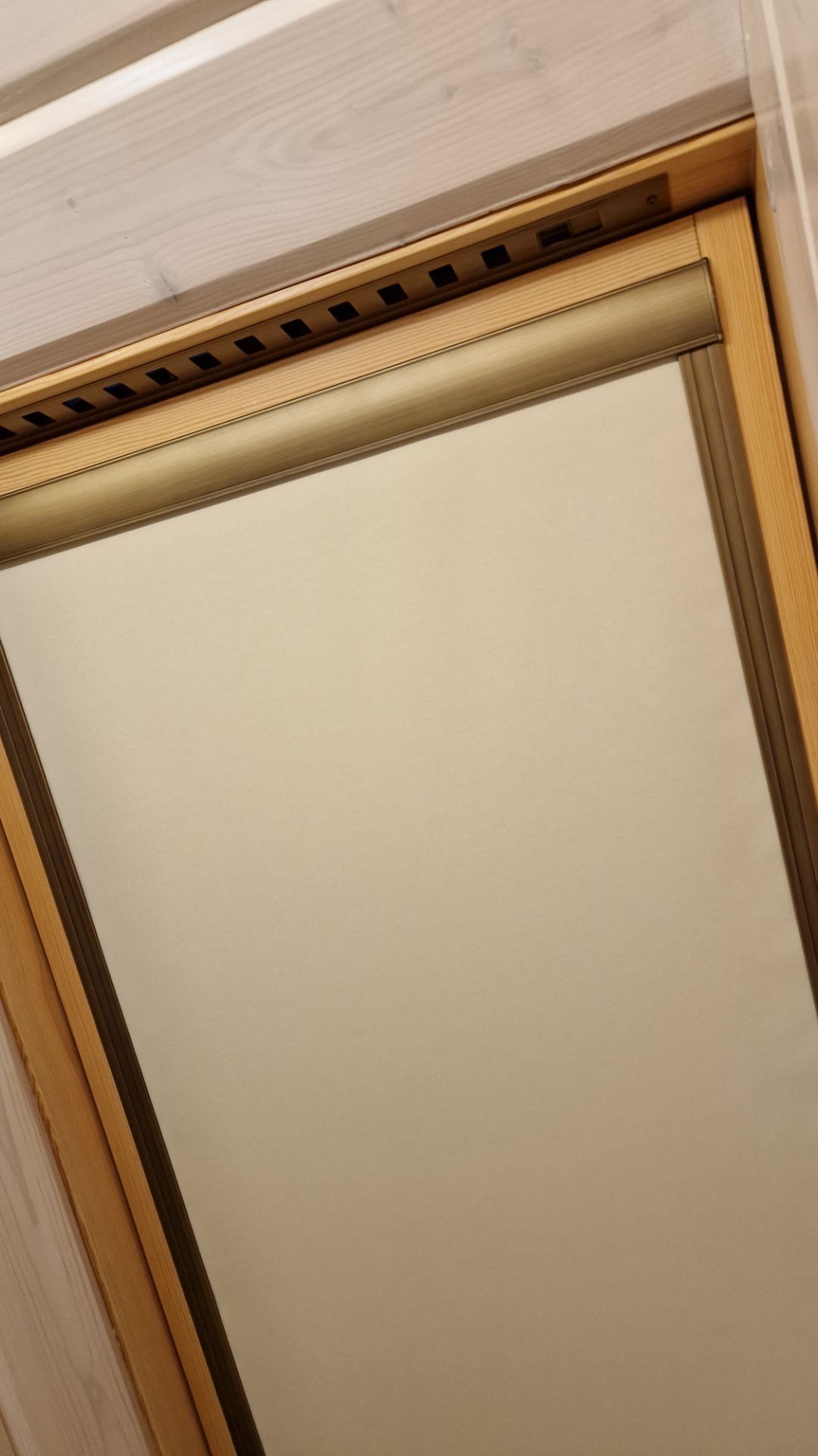 Кассетная рулонная штора на мансардное окно. Ткань Дарина блэкаут светло-бежевый