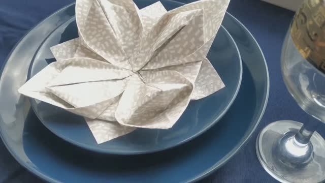 Красиво сложить салфетку для сервировки стола. Лилия.