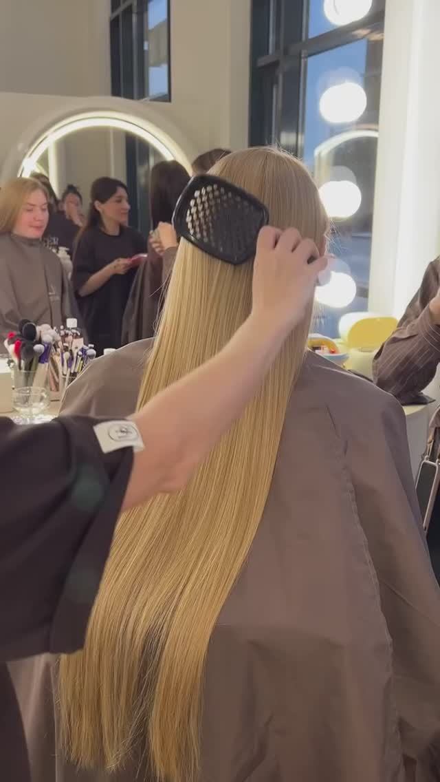 Стильный гладкий пучок на очень длинные волосы #прическа #укладка #волосы #пучок