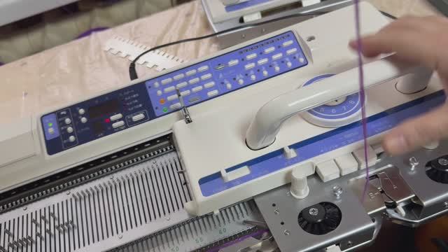 Вязальная машина после технического обслуживания. Видео для хозяйки машины.