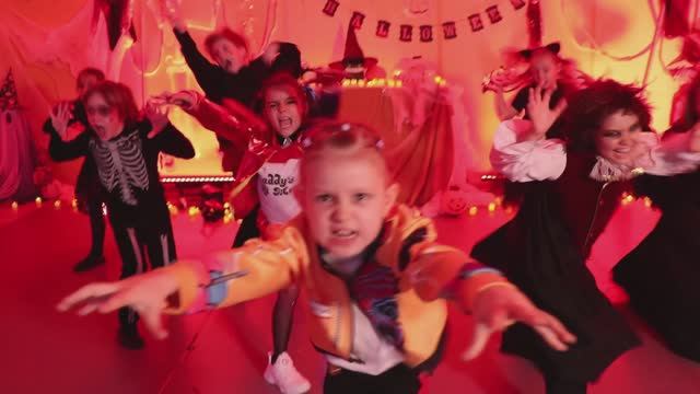 Группа школьников с танцем на Хэллоуин 2025