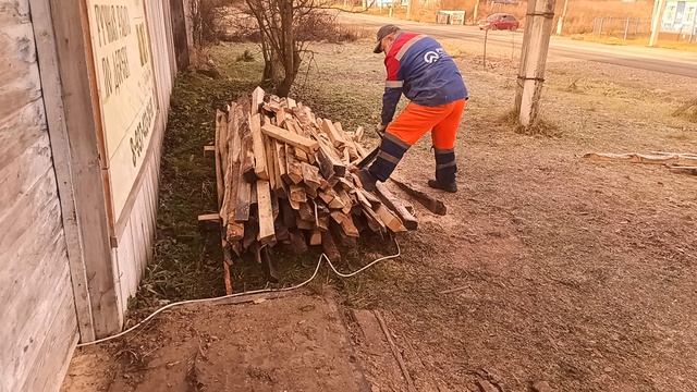 Горбыль пилю на дрова.