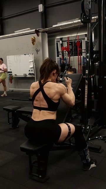 Тяга верхнего блока узким хватом