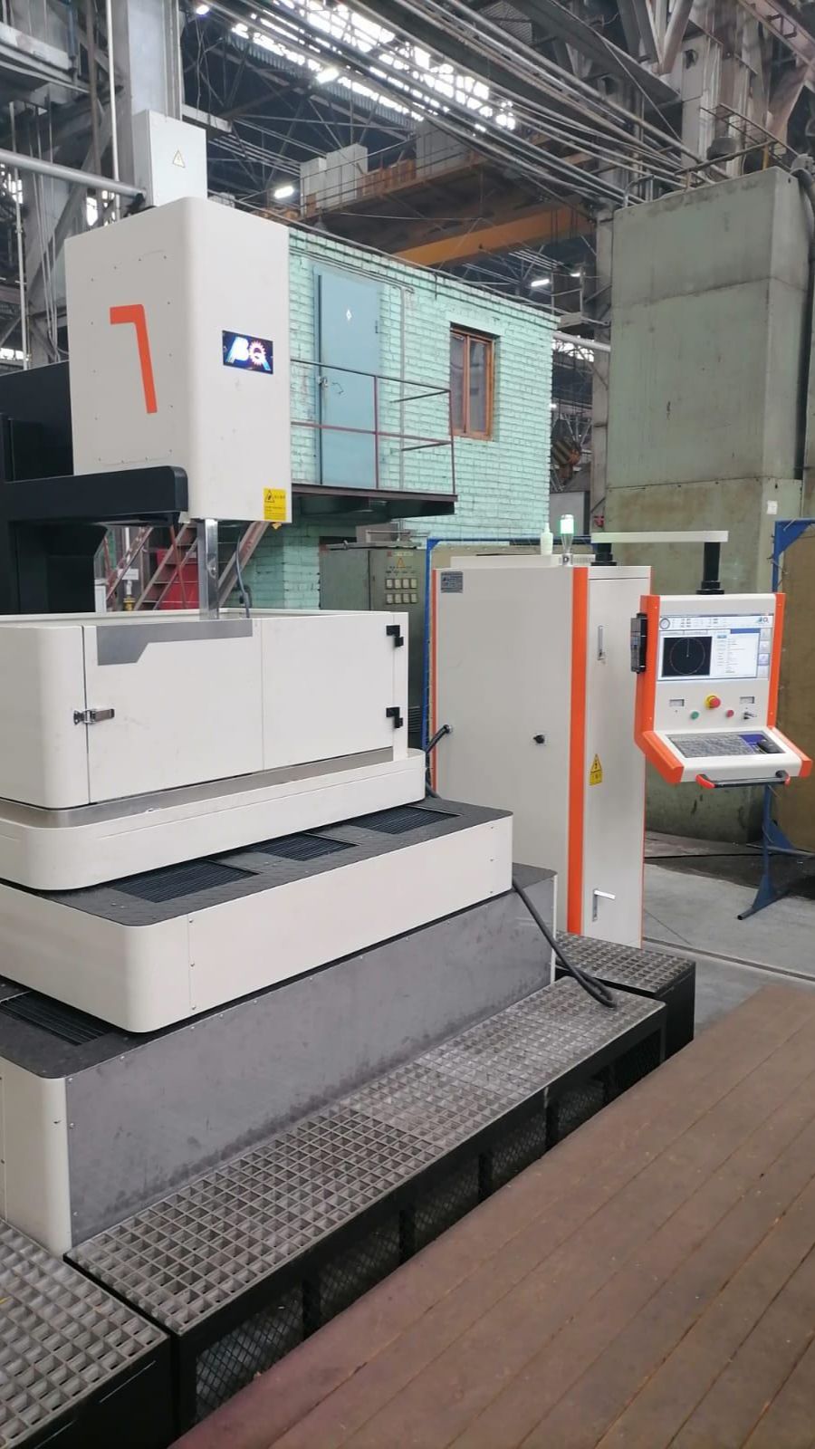 Вырезка полуметра стали: электроэрозионная точность станка BQ800