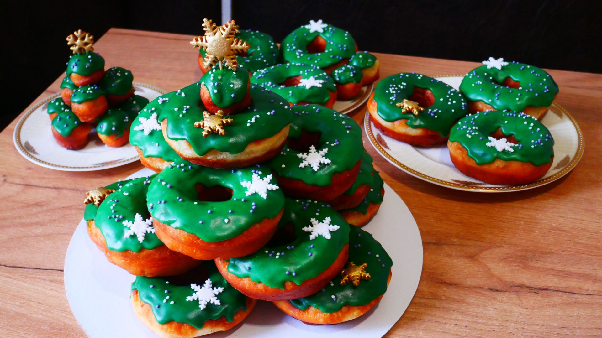 Новогодняя ёлка из пончиков