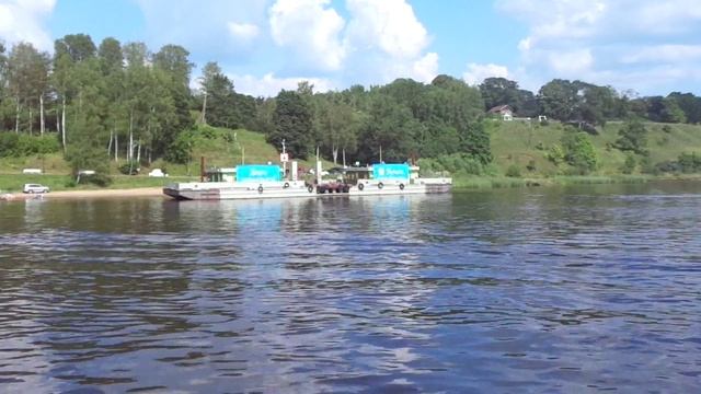 Переплавляемся на пароме через Волгу в Тутаеве