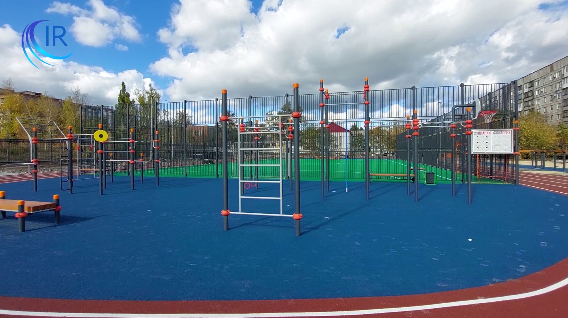 Vie du Donbass - Construction d'un terrain de sports à Makeïevka