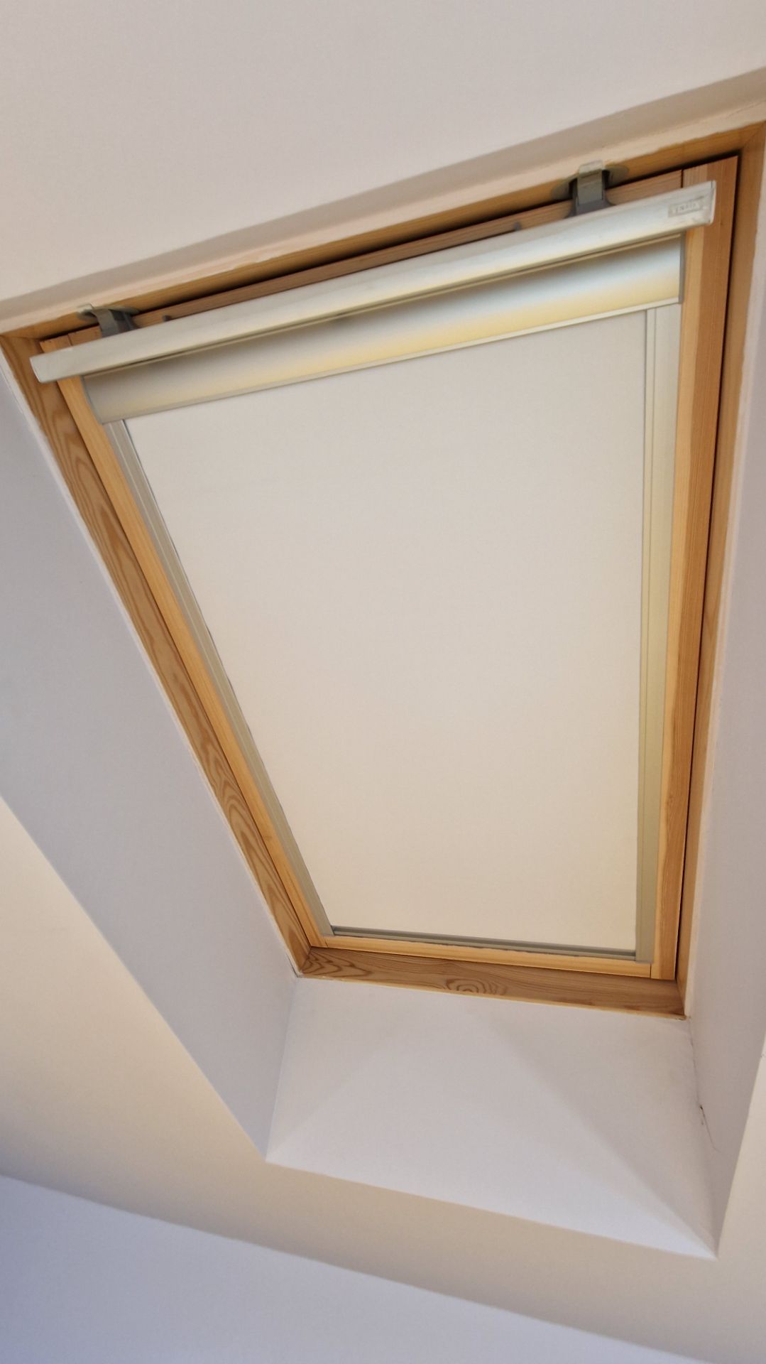 Специальная система рулонных штор на мансардное окно Р-лайт. Ткань Респект блэкаут белый.